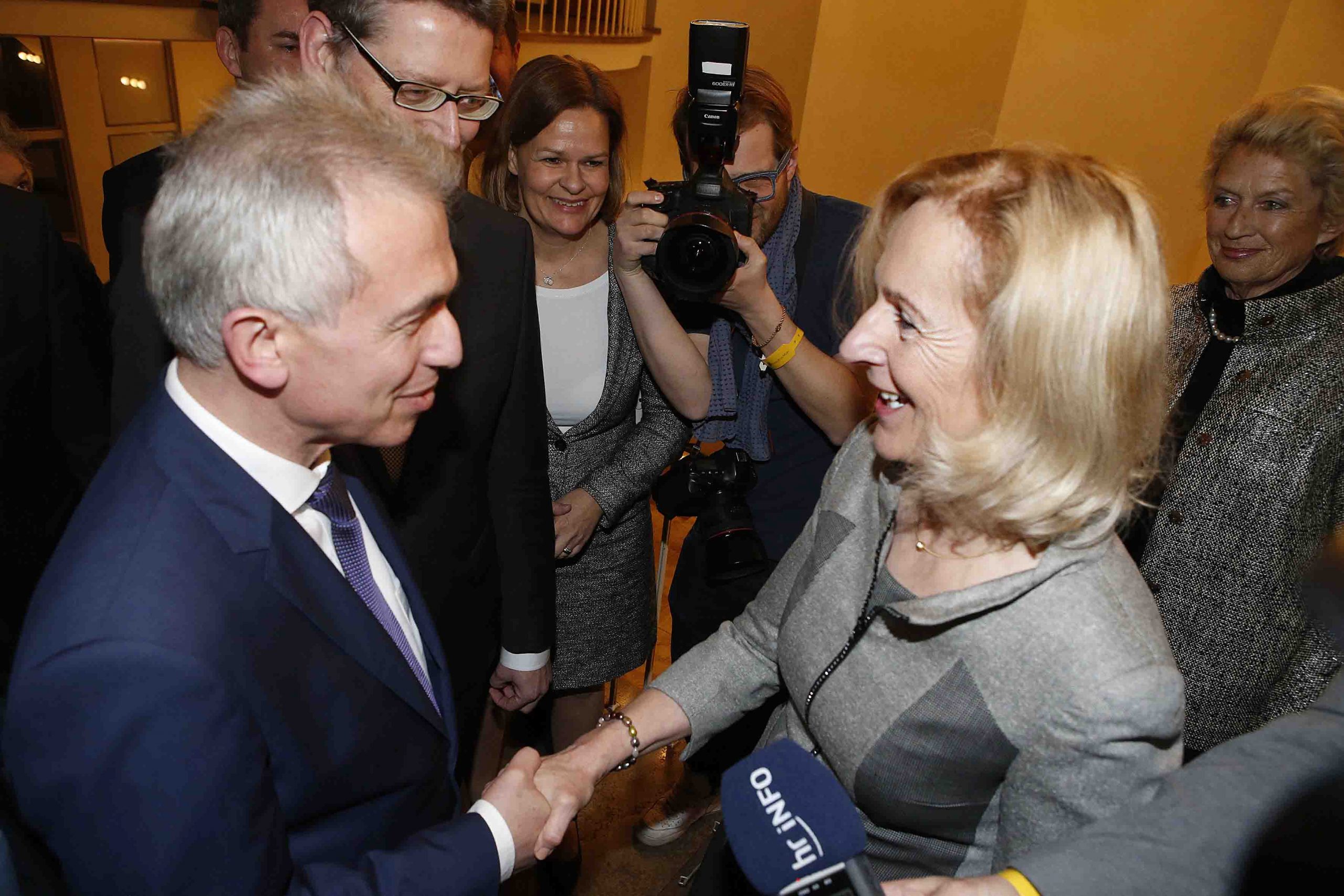 Bernadette Weyland gratuliert kl Peter Feldmann – Im Hintergrund ...